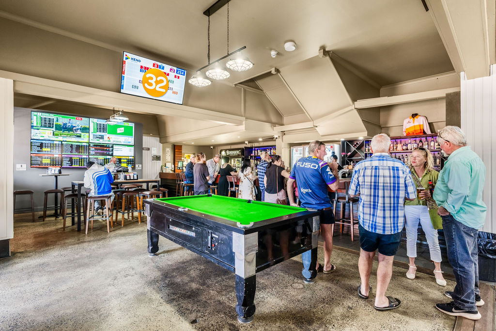 Bar & Beer Garden - Compub | The Commercial Hotel Kingaroy